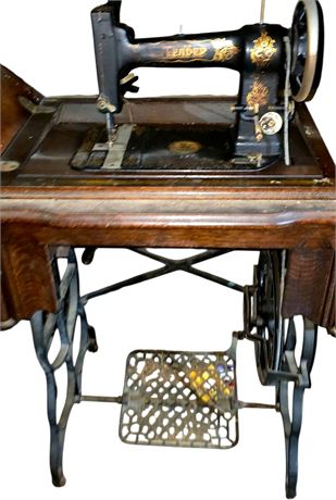 Rust Belt Revival Online Auctions - Vintage New Leader Sewing Machine ...