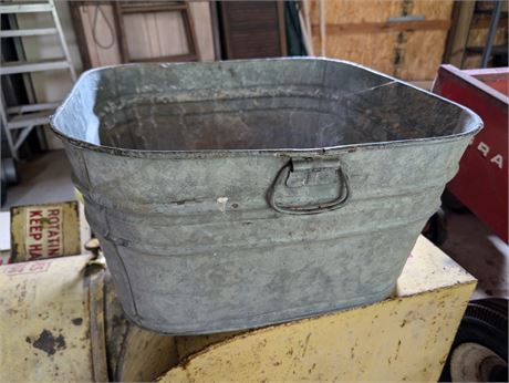 Rust Belt Revival Online Auctions - Large Galvanized Tub