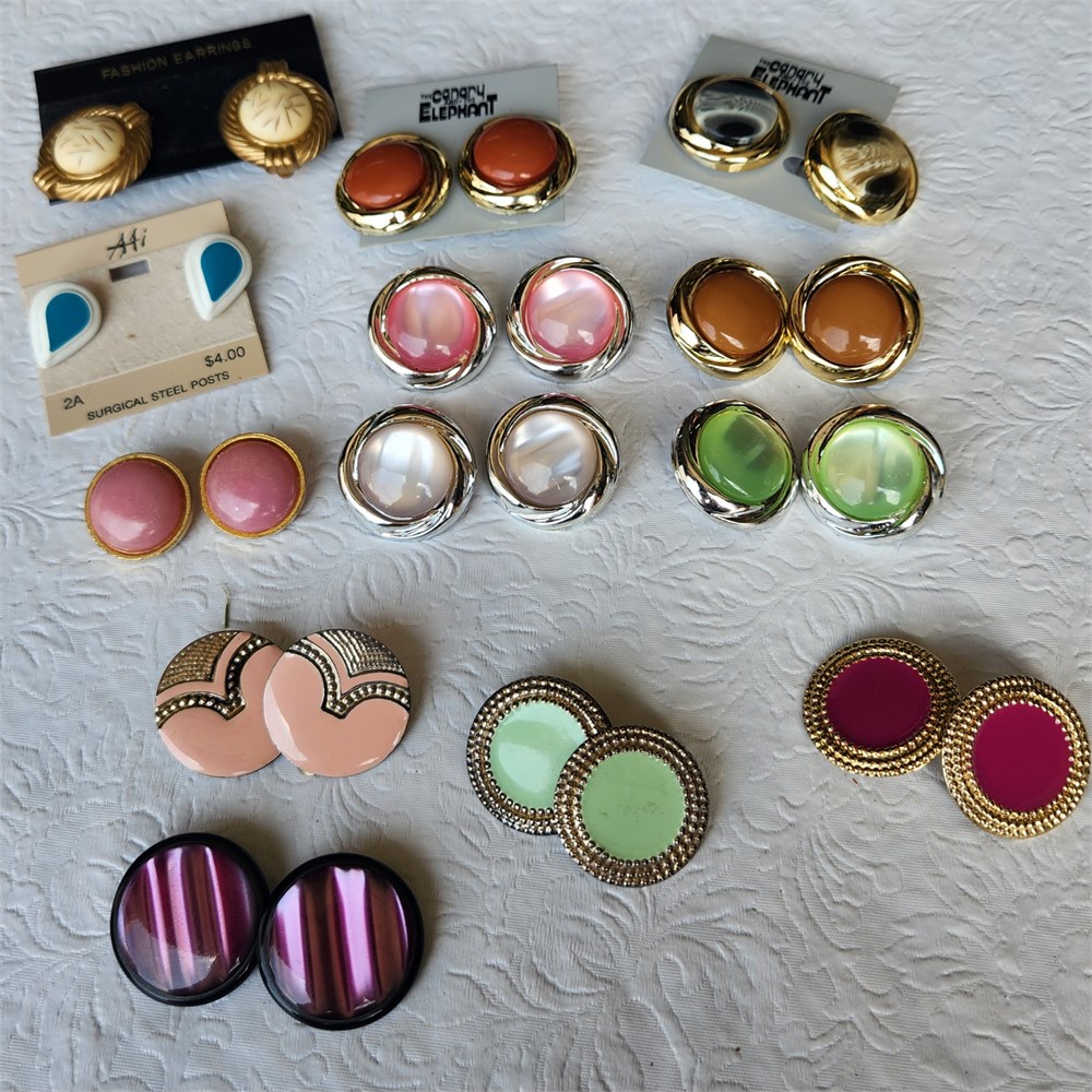 Rust Belt Revival Online Auctions - Vintage clip on earring lot