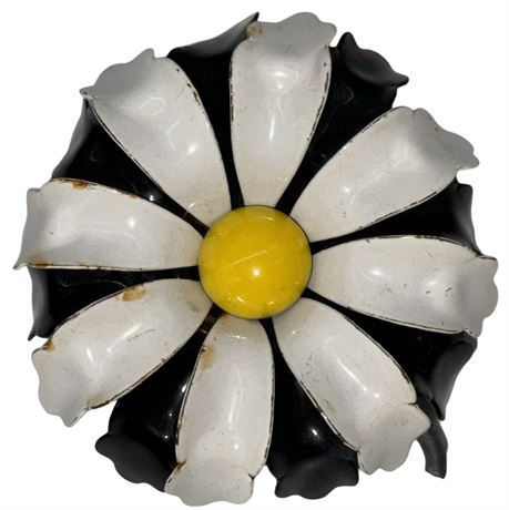 Rust Belt Revival Online Auctions - Vintage Enamel Daisy Flower Brooch