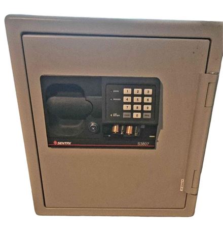 Rust Belt Revival Online Auctions - Sentry Safe S3807 with keypad