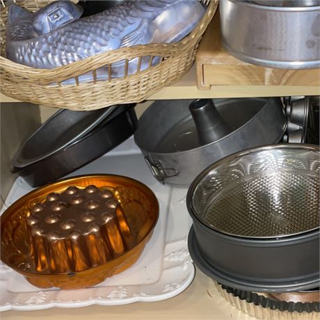 Rust Belt Revival Online Auctions - Kitchen Bakeware and Serving ...